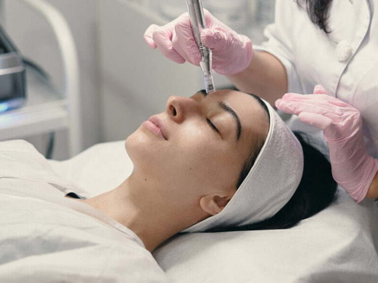 Traitement laser au visage : raffermir, rajeunir, pores dilatés