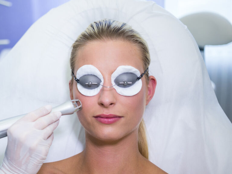 Traitement laser au visage : raffermir, rajeunir, pores dilatés